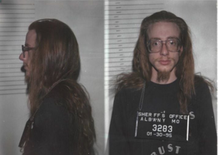 Joven creó una máquina del tiempo y luego desapareció - Sabelo