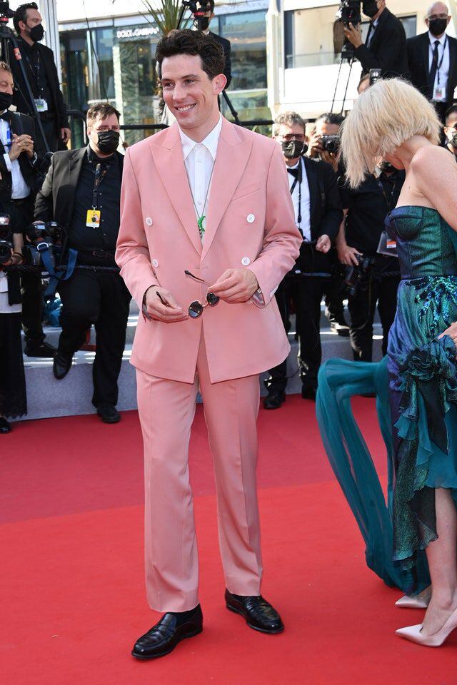 El traje rosa entre los famosos y como portarlo en una pasarela ...