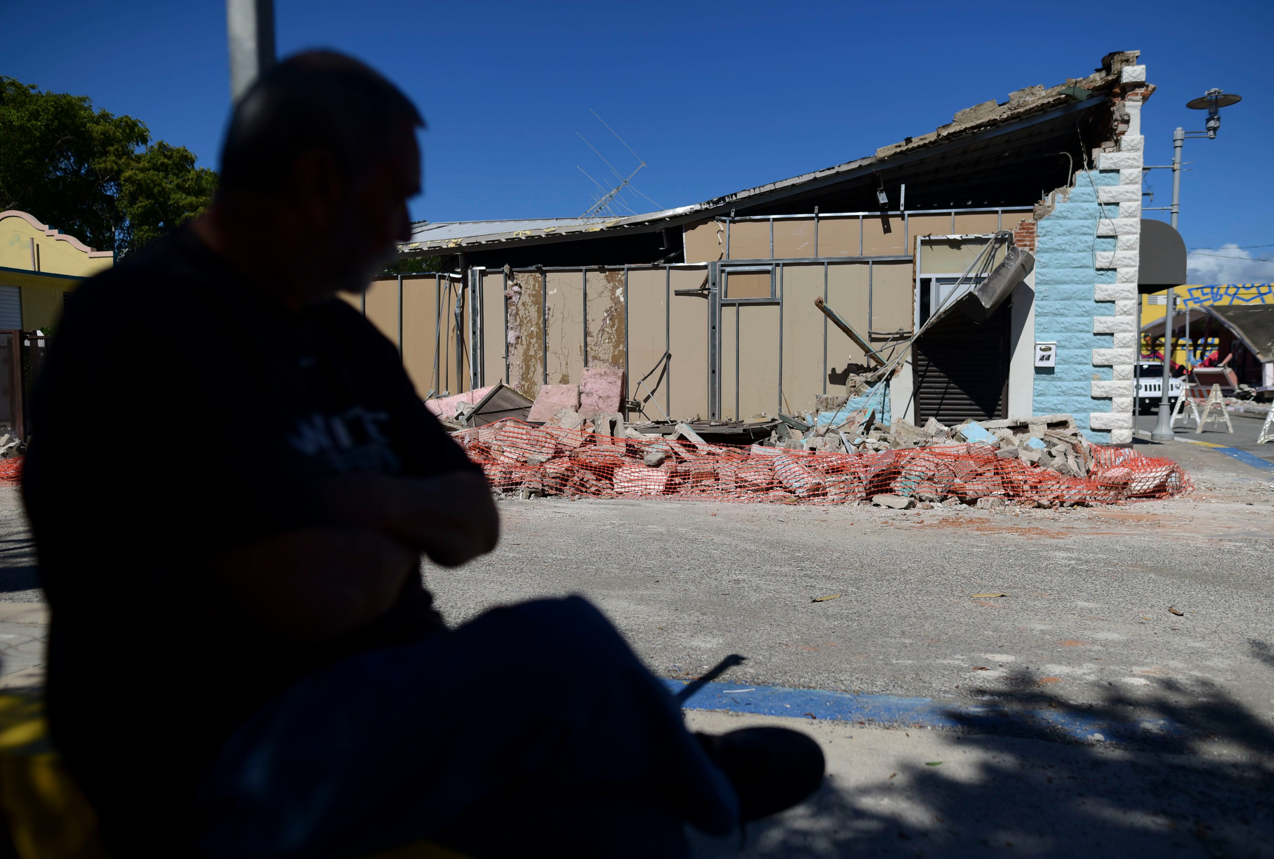 Entre Escombros Hacen Camas Y Hogares Por Sismo En Puerto Rico