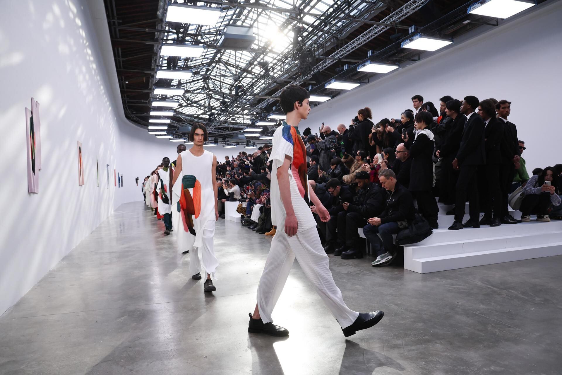 Issey Miyake deslumbra con color y moda conceptual para hombre | Noticias de México | El Imparcial