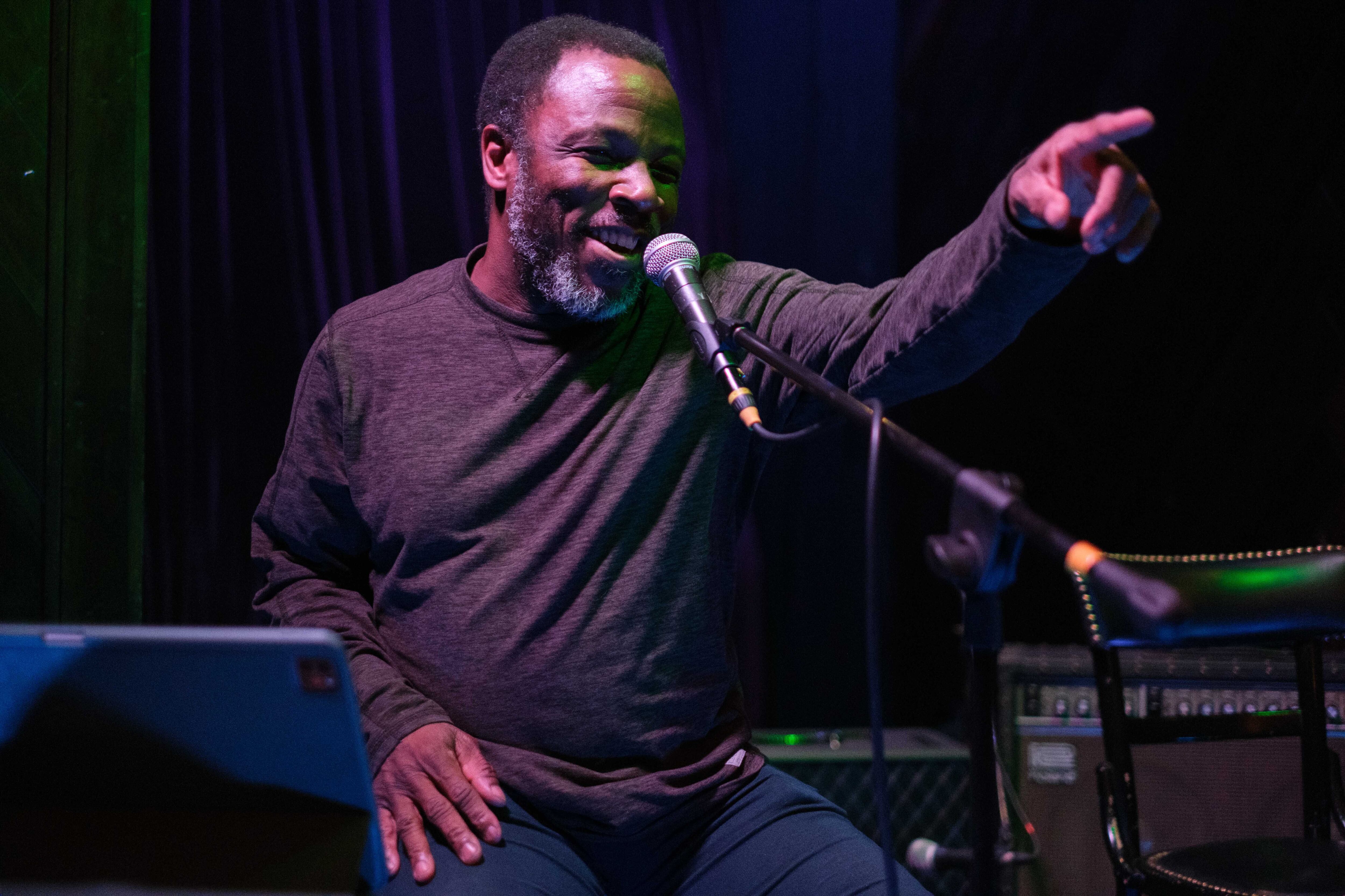 Leonard Patton conversa sobre la historia del jazz en visita a Tijuana ...